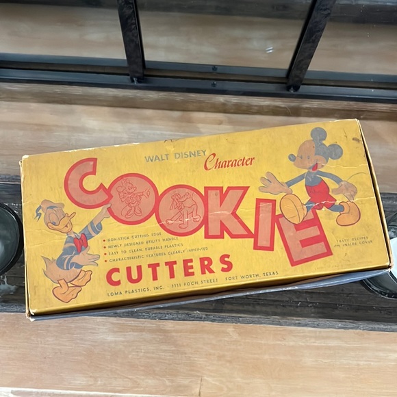 Disney | Kitchen | Vintage Walt Disney Character Cookie Cutters 95 Host ...